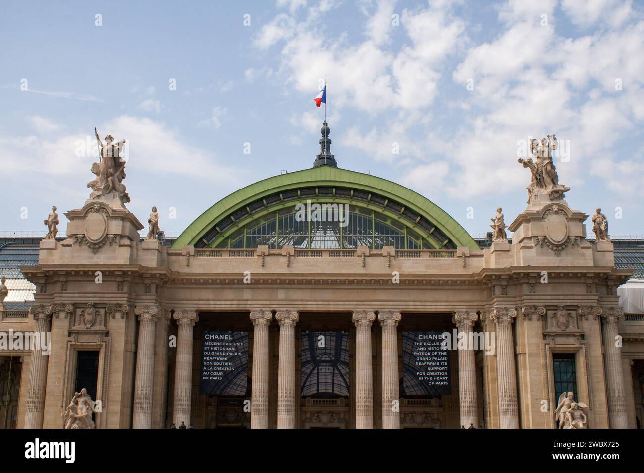 Paris (France) big palace Stock Photo - Alamy