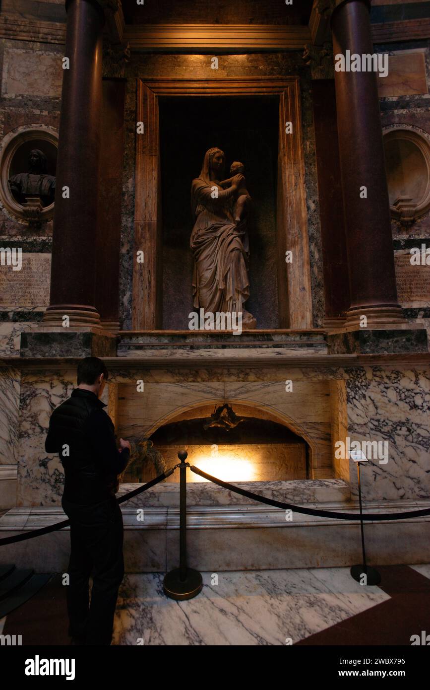 The tomb of Raphael in the Pantheon in Rome, Italy Stock Photo - Alamy