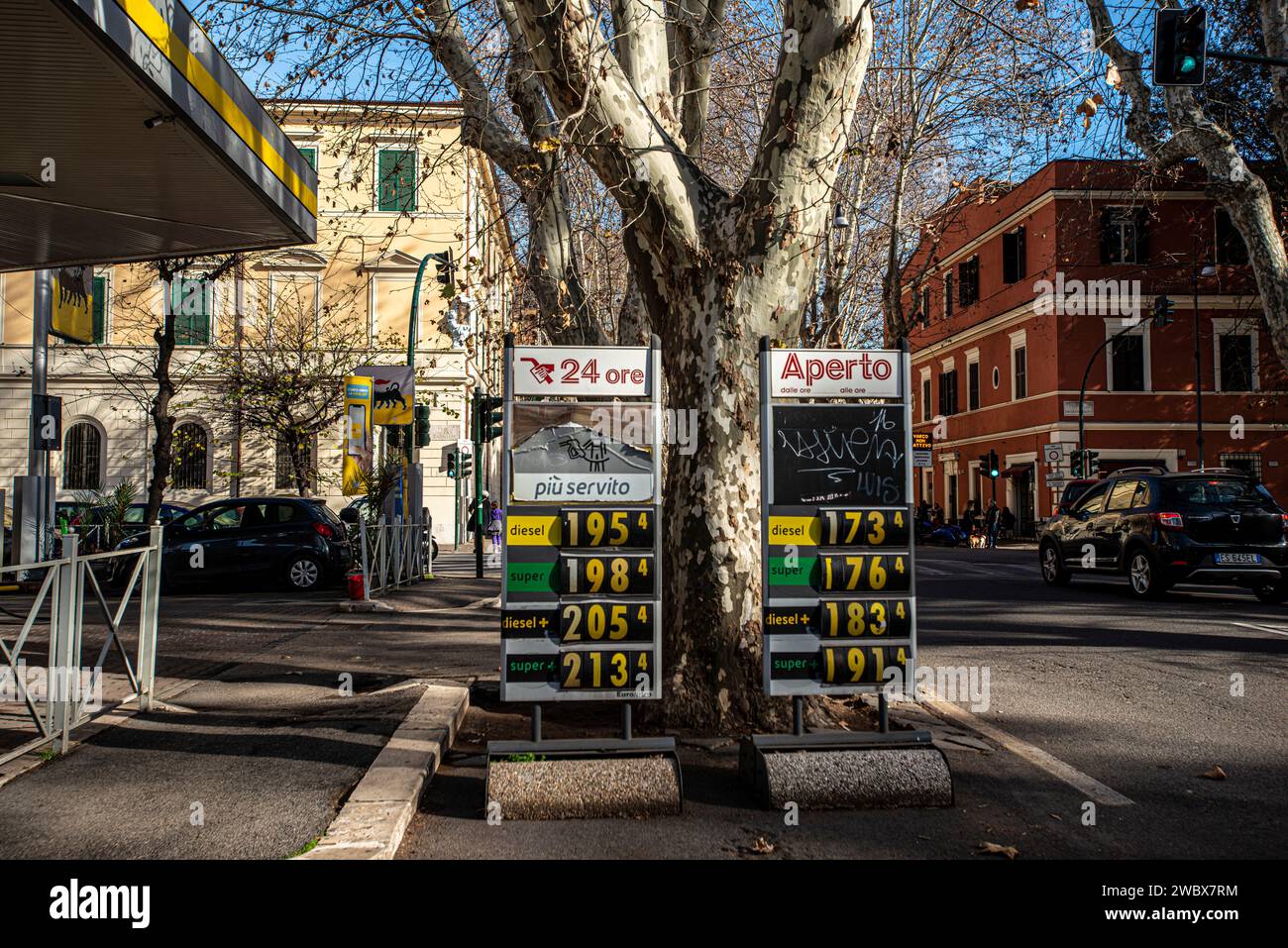 Gas station rome hi-res stock photography and images - Alamy