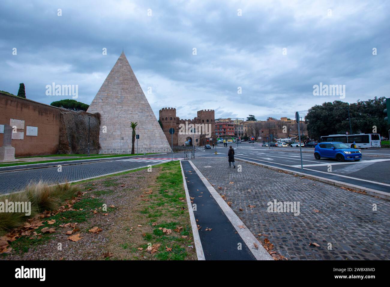 The Pyramid of Cestius and St. Pauls Gate, Rome, Italy Stock Photo - Alamy