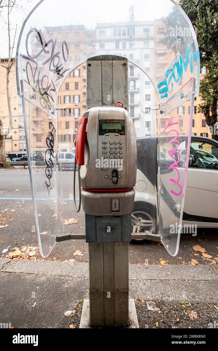 Italy telephone booth hi-res stock photography and images - Alamy