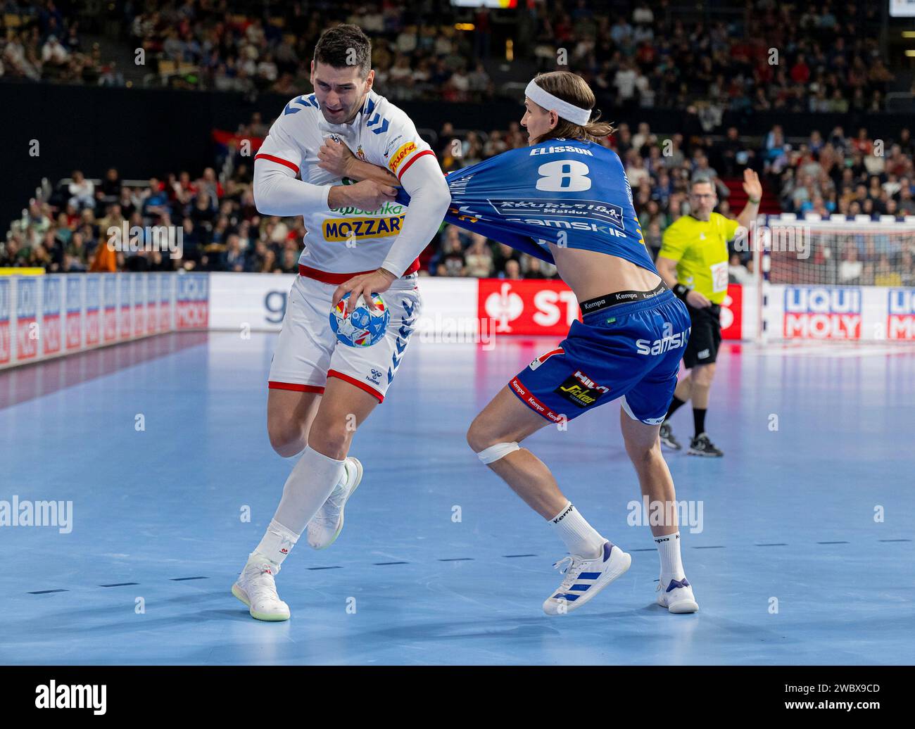 Muenchen, Deutschland. 12th Jan, 2024. Zweikampf zwischen Predrag Vejin ...