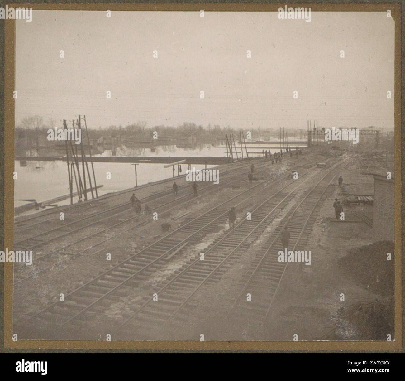 Work on SpoorRils during the flood of Paris, G. Dangereux, 1910 ...