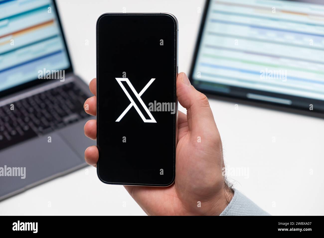 X social media platform logo hi-res stock photography and images - Alamy