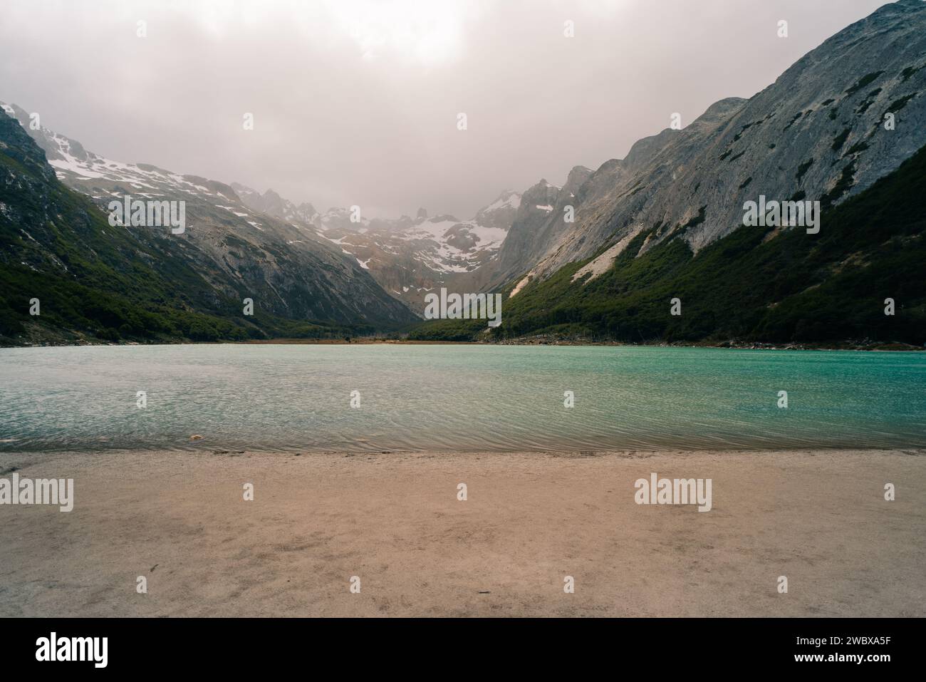 Emerald green lake mountainous landscape hi-res stock photography and images - Alamy