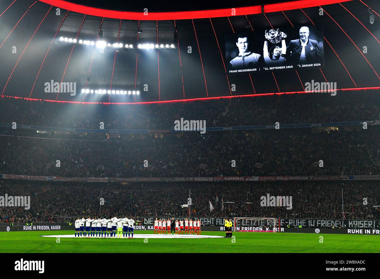 Muenchen, Deutschland. 12th Jan, 2024. Gedenkminute Anzeigetafel Trauer ...