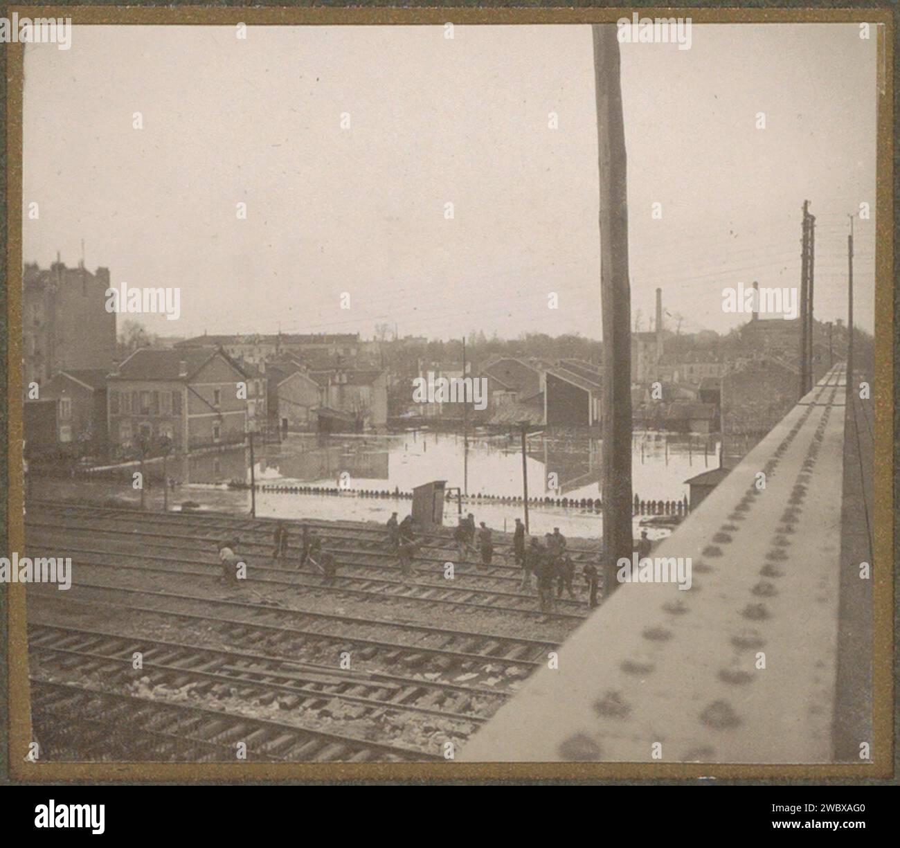 Work on Spoorrails during the flood of Paris, seen from a bridge, G ...