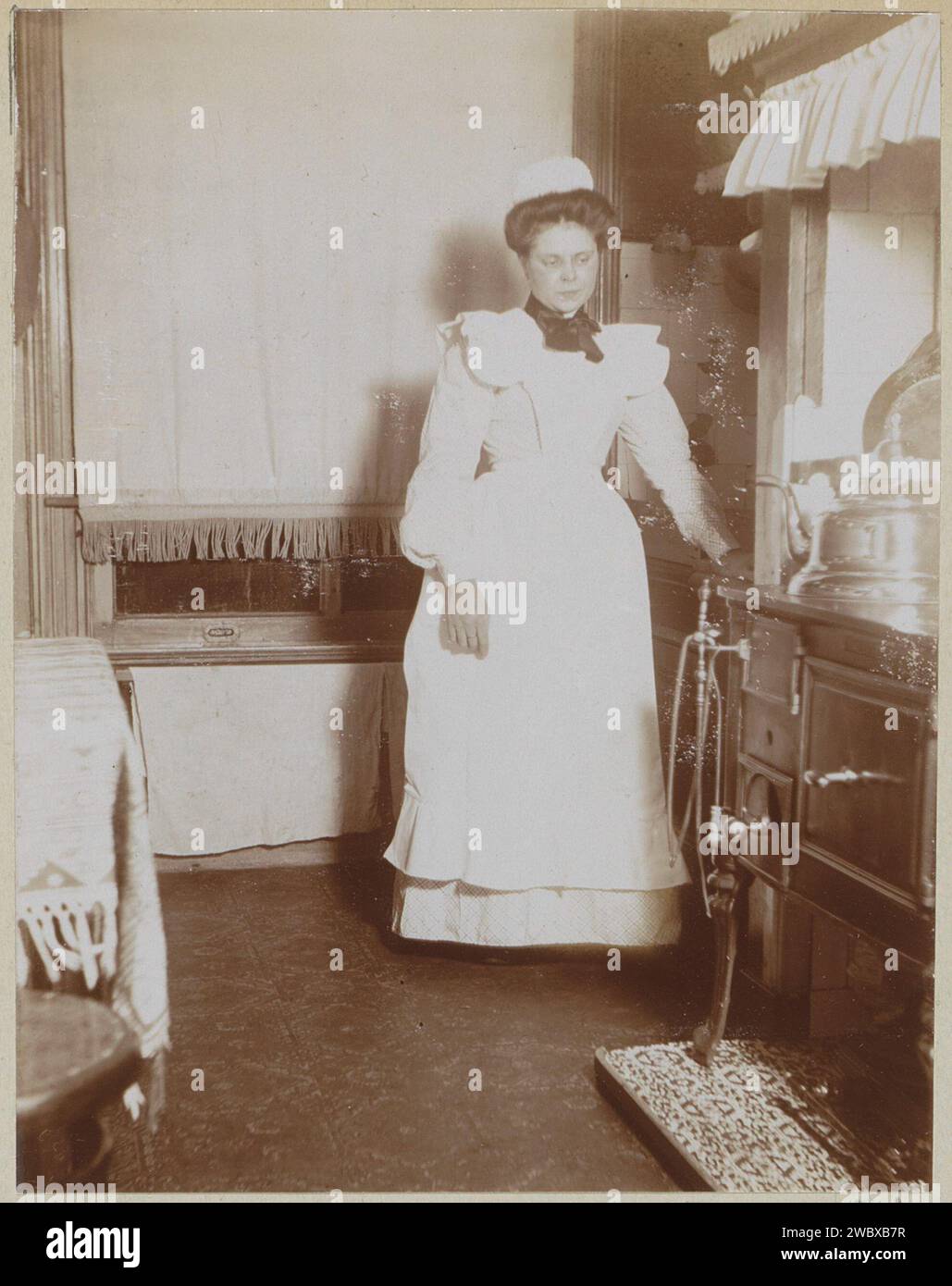 Servant maid 1900 hi-res stock photography and images - Alamy