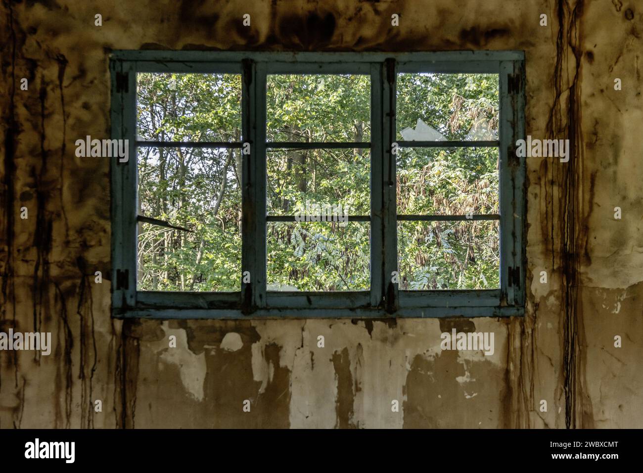 Wooden window of an abandoned old building Stock Photo - Alamy