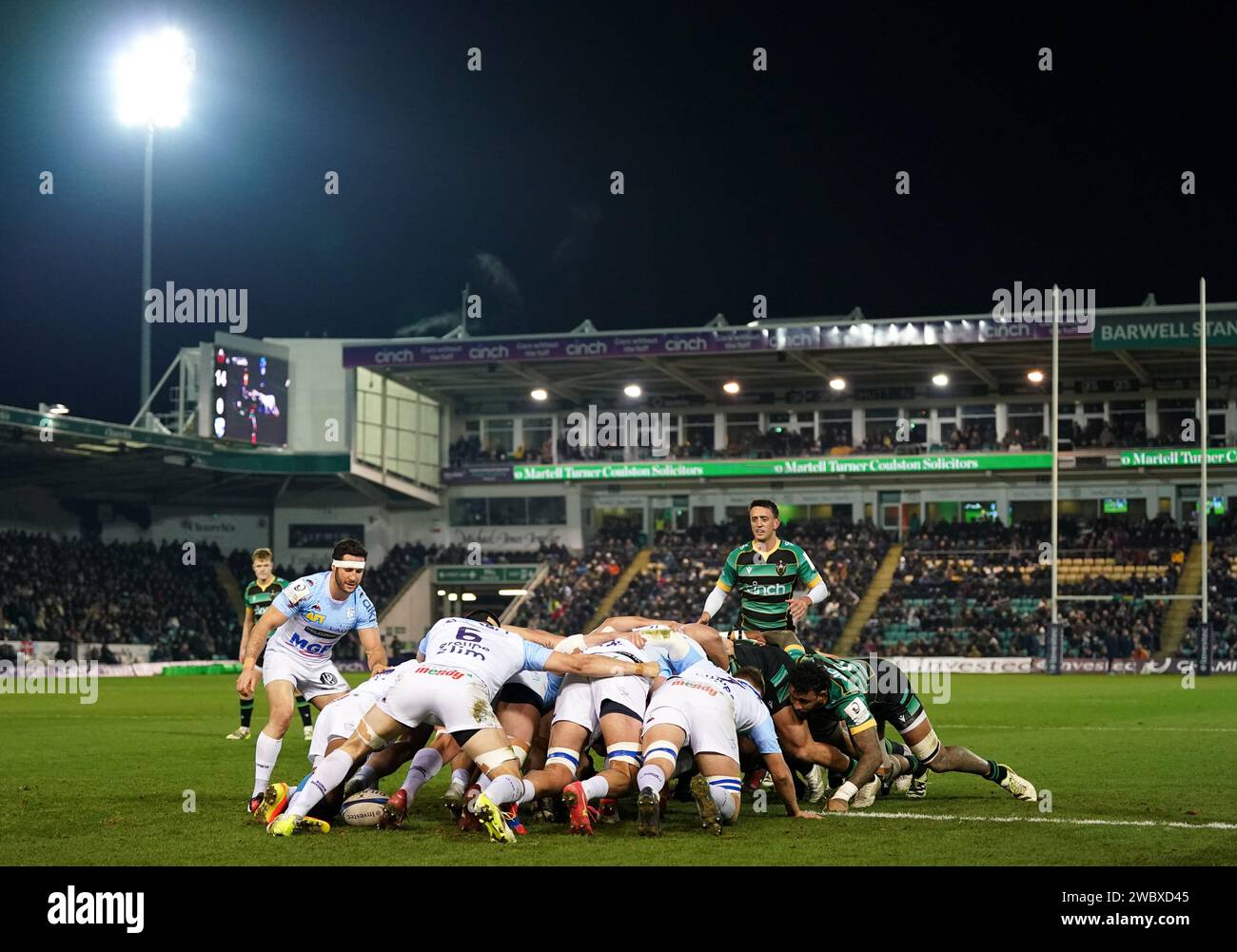 Rugby union players in a scrum hi-res stock photography and images - Alamy