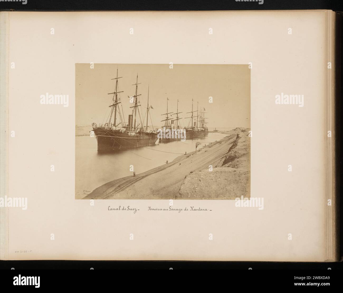 Black and white photo of ships at anchor hi-res stock photography and ...