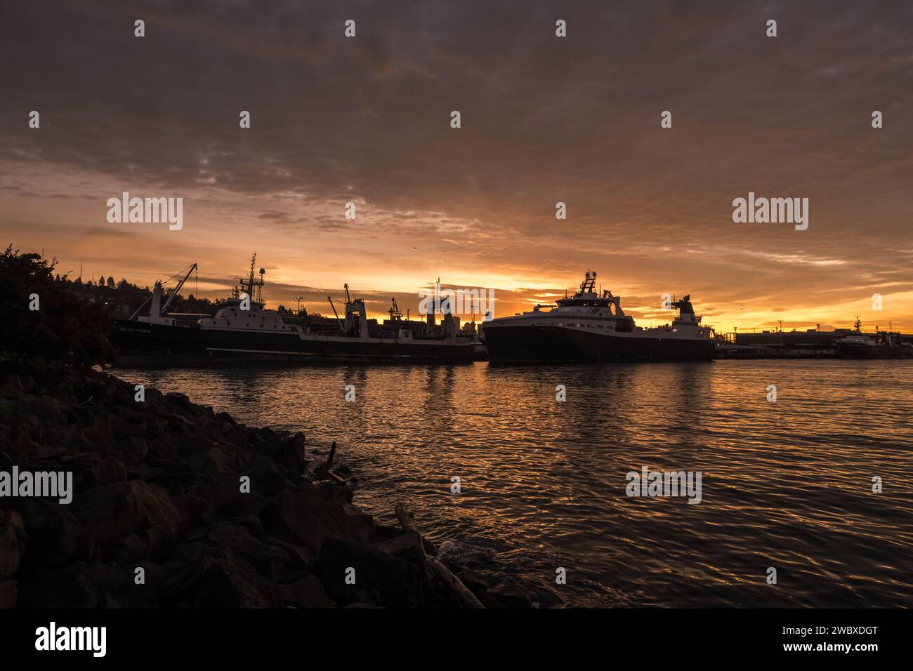 Seattle, USA. 13 Dec, 2023. Sunrise over Seattle Stock Photo - Alamy
