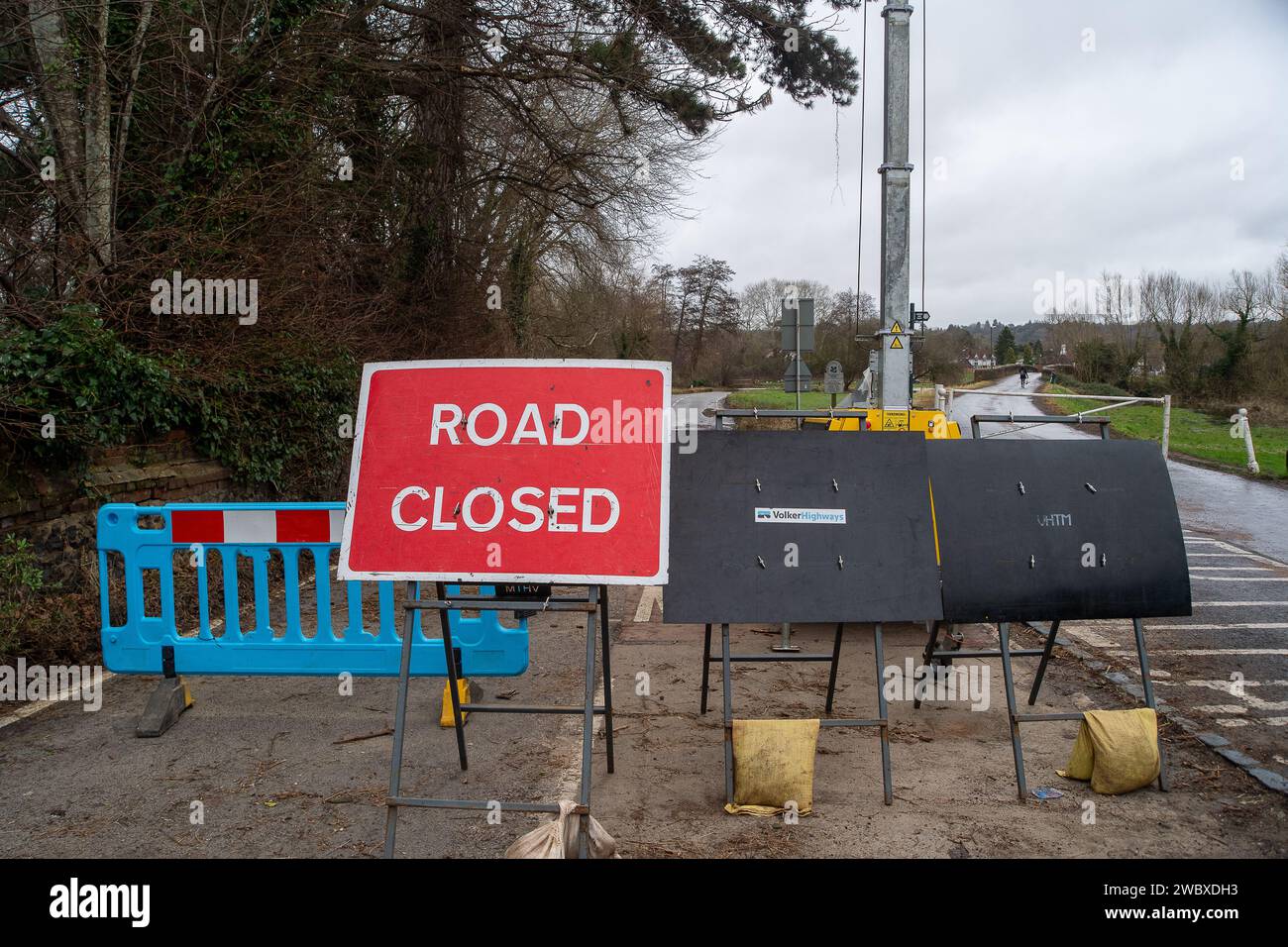 Cookham, UK. 12th January, 2024. The main road across Cookham Moor ...