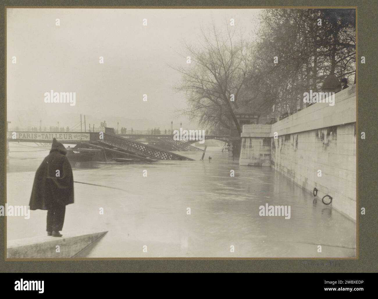 Flooded Seine-Oevers, Destroyed Bridges and a Fishman during the flood ...