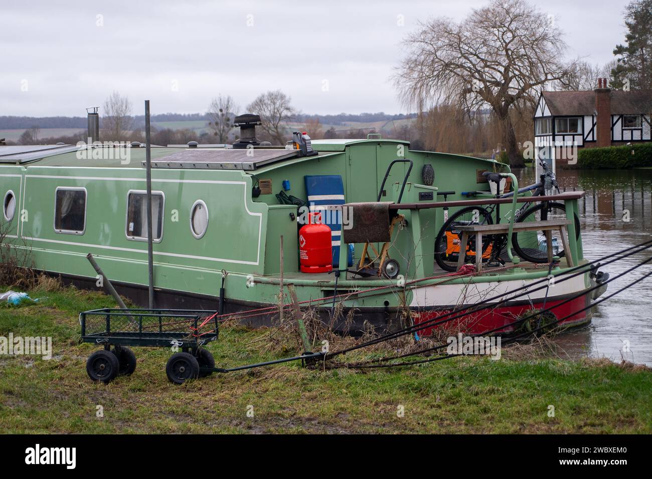 Cookham, UK. 12th January, 2024. Those living on house boats on the ...