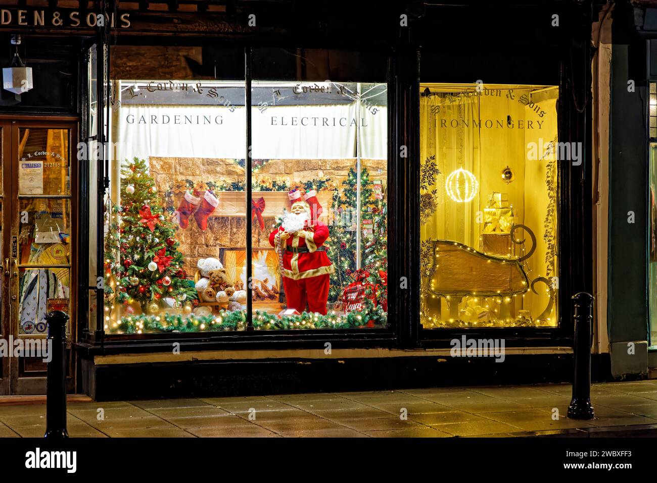 Hardware store window display hi-res stock photography and images - Alamy