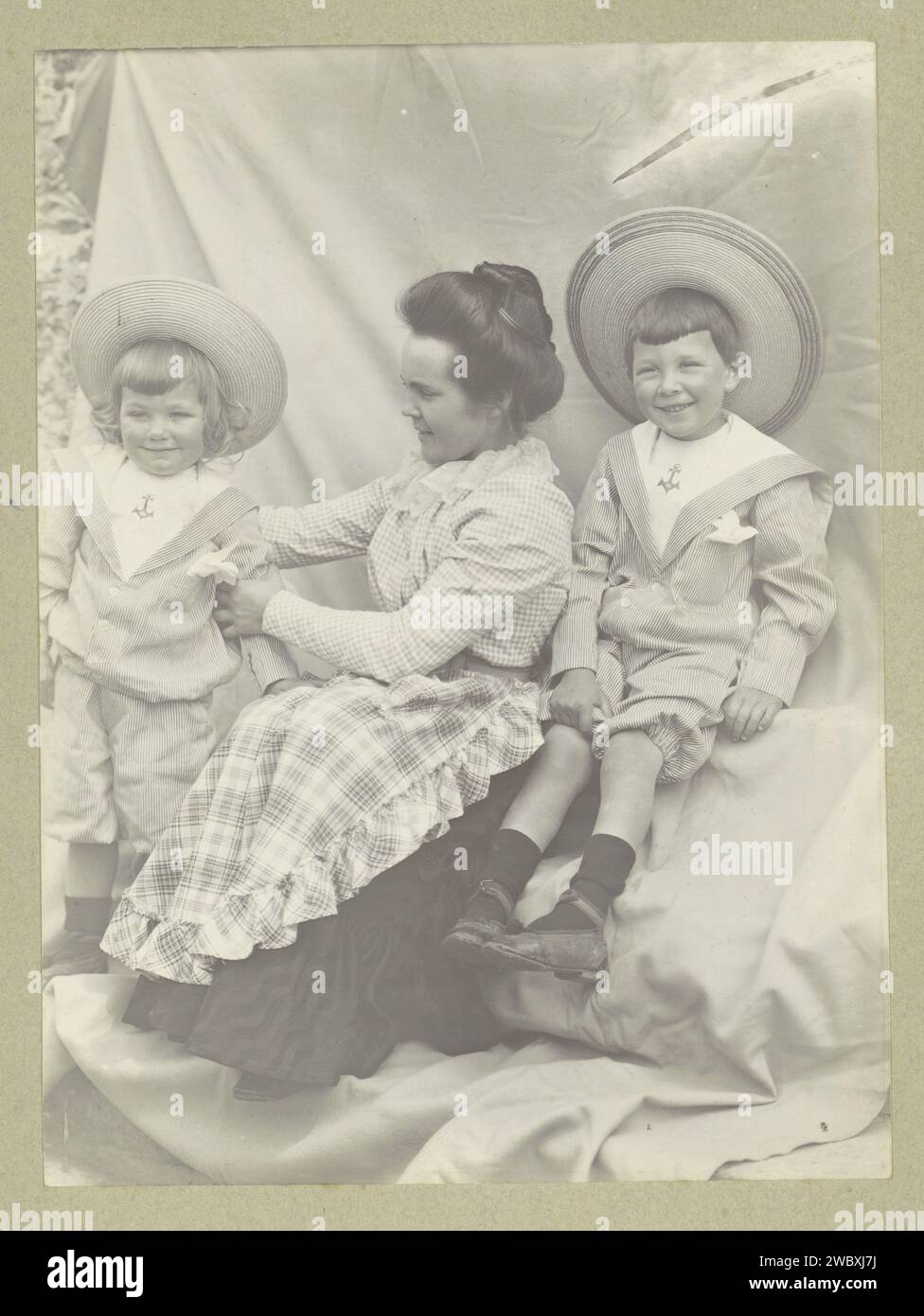 Early photograph 1885 family hi-res stock photography and images - Alamy