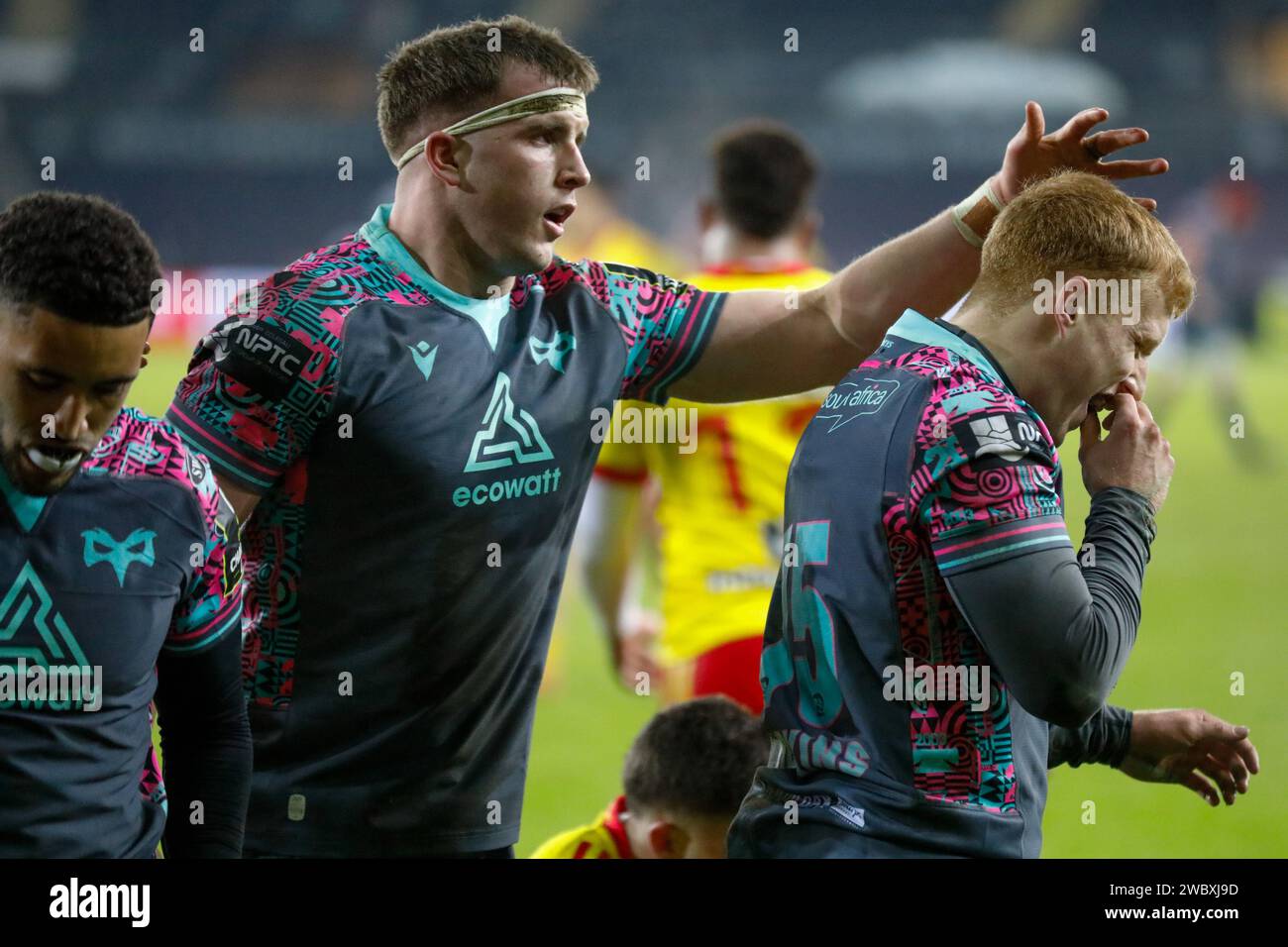 Swansea, UK. 12th Jan, 2024. Iestyn Hopkins of Ospreys (r) celebrates ...