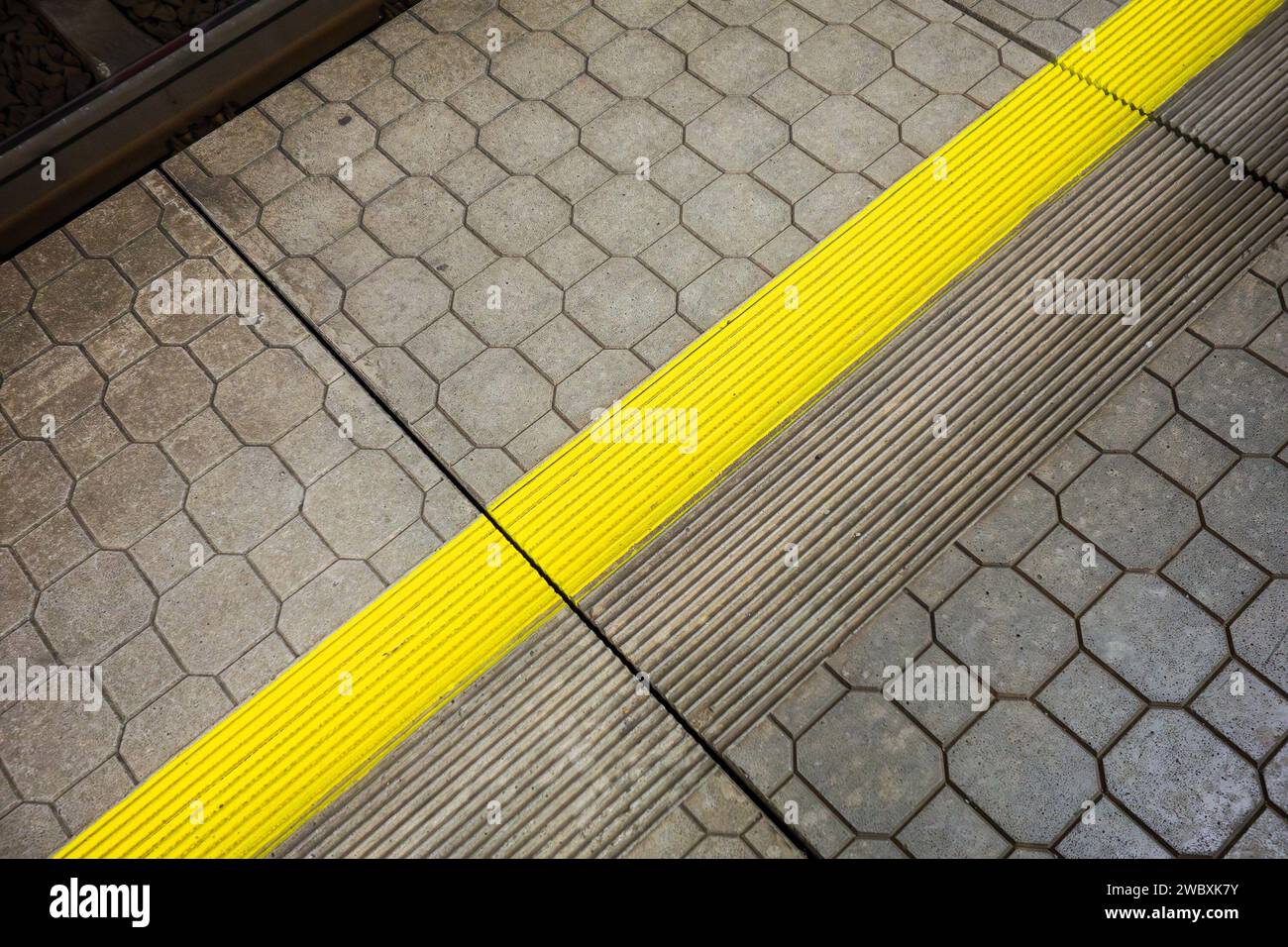 Yellow security mind the gap line on train station platforms Stock ...