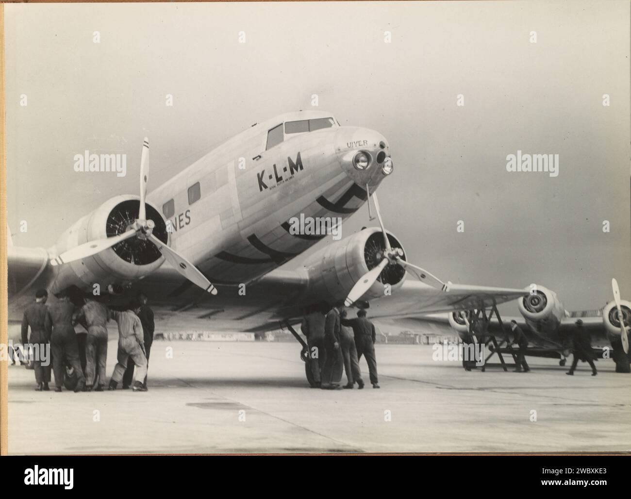 KLM device De 'Uiver', 1934 photograph Album magazine with a photo of ...