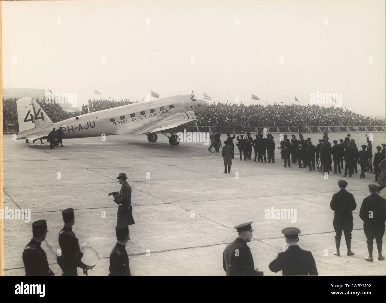 Arrival of the 'Uiver', 1934 photograph Album magazine with a photo of ...