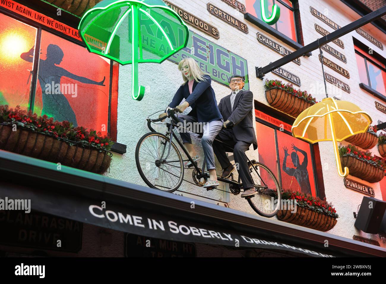 The Duke of York, a traditional, popular Belfast pub, with craic, music ...