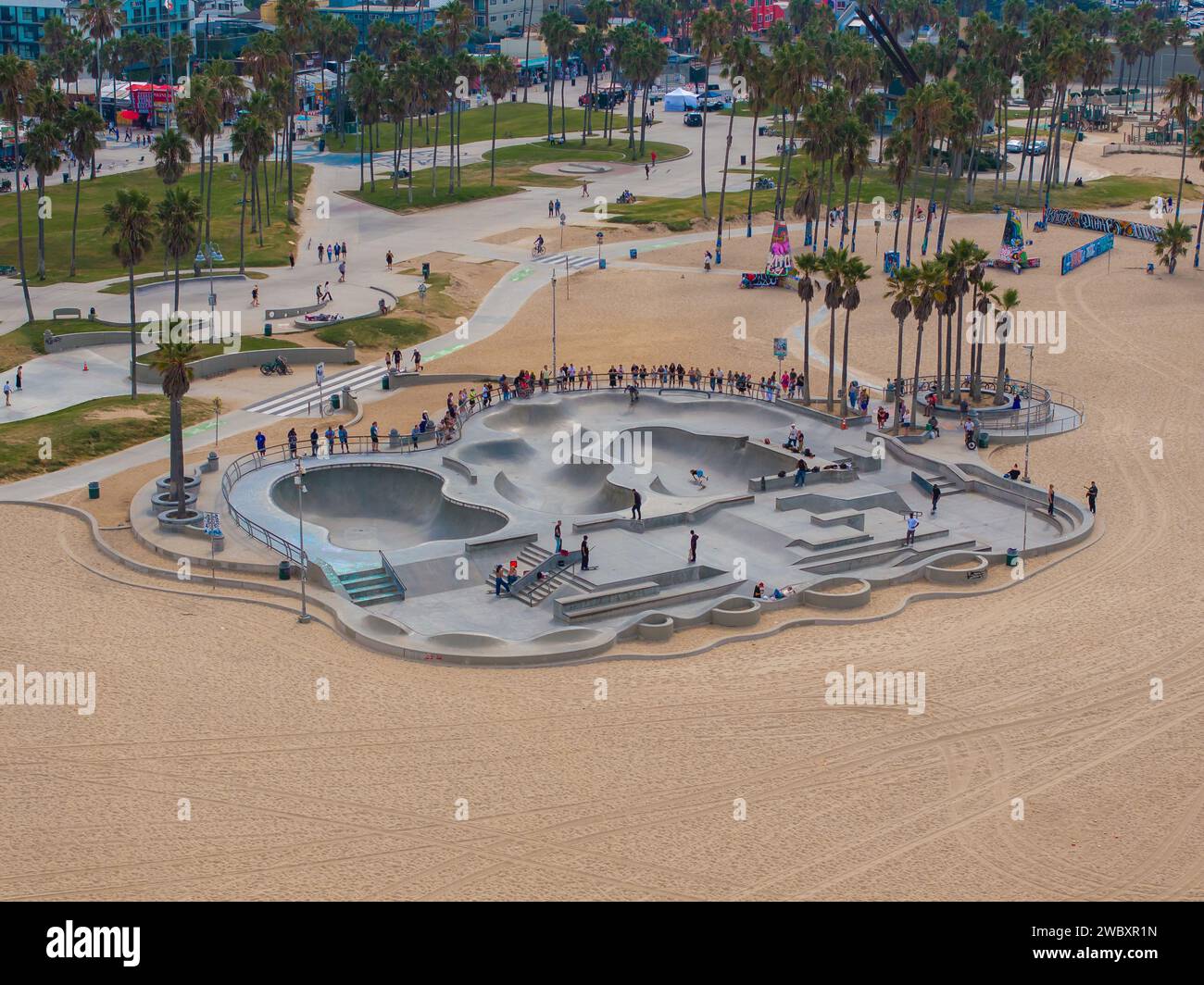 Venice beach boardwalk and skaters hi-res stock photography and images ...