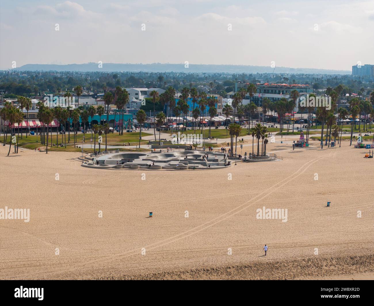 Venice beach boardwalk and skaters hi-res stock photography and images ...