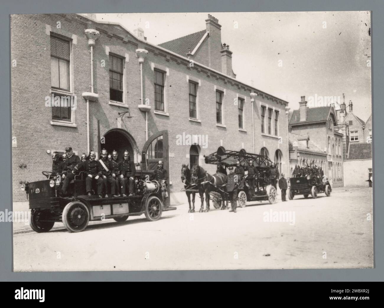 Setup of cars from the fire brigade (presumably) for a barracks ...