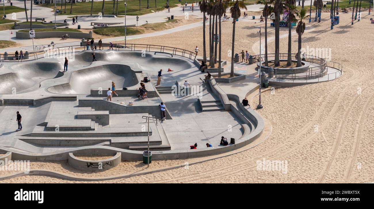 Venice beach boardwalk and skaters hi-res stock photography and images ...