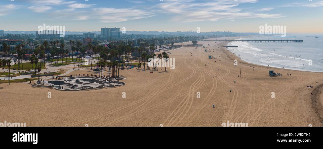Venice beach boardwalk and skaters hi-res stock photography and images ...
