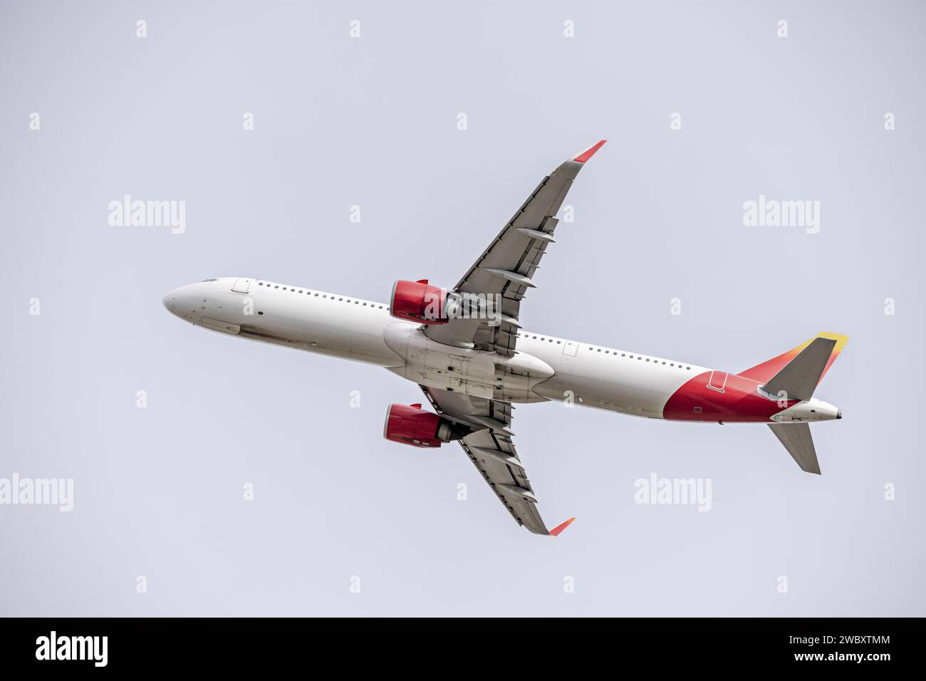 Plane ascending hi-res stock photography and images - Alamy