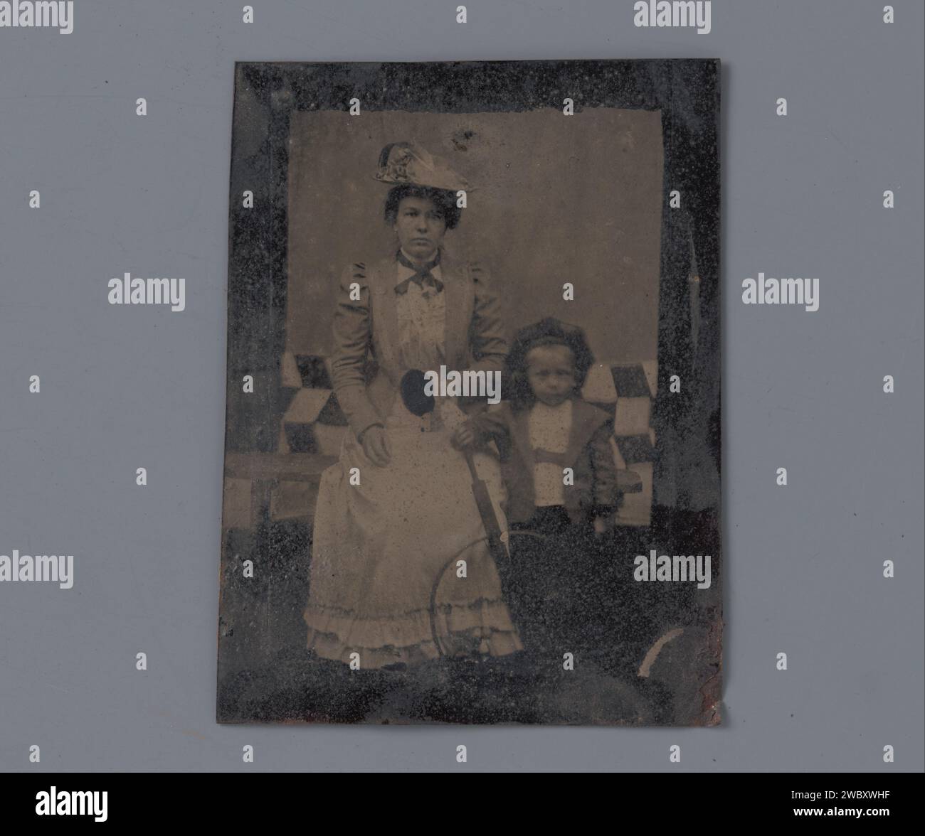 Portrait of an unknown woman and child, Anonymous, 1855 - 1940 ...