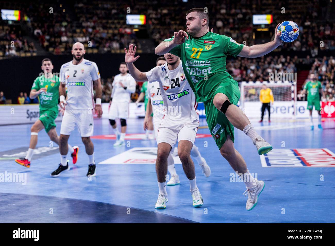 Luka Radovic (Montenegro, #27) im Wurf MEN?S EHF EURO 2024: Ungarn - Montenegro, Olympiahalle, M ...