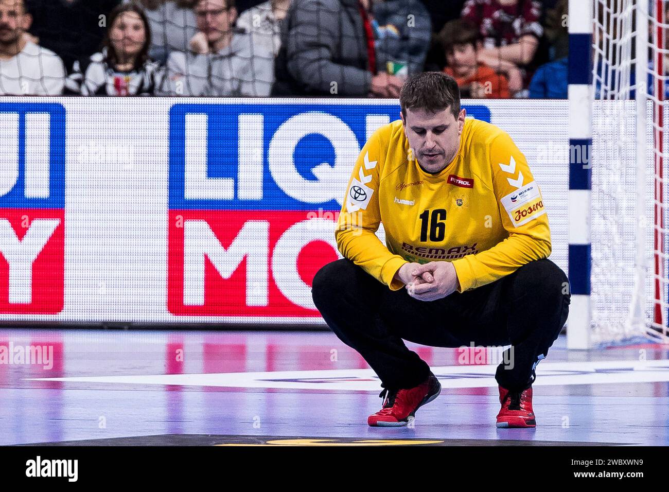Nebojsa Simic (Montenegro, #16) frustriert in der Hocke MEN?S EHF EURO ...