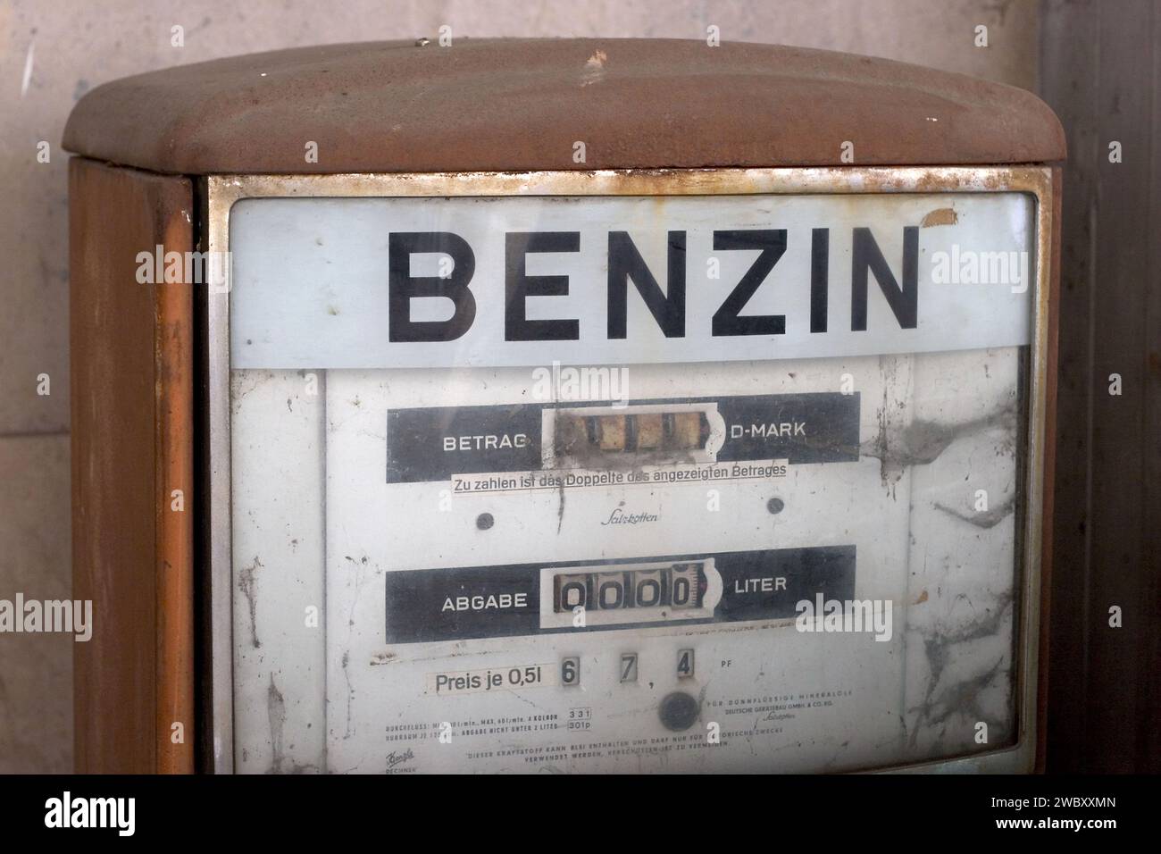 Petrol station indicator hi-res stock photography and images - Alamy