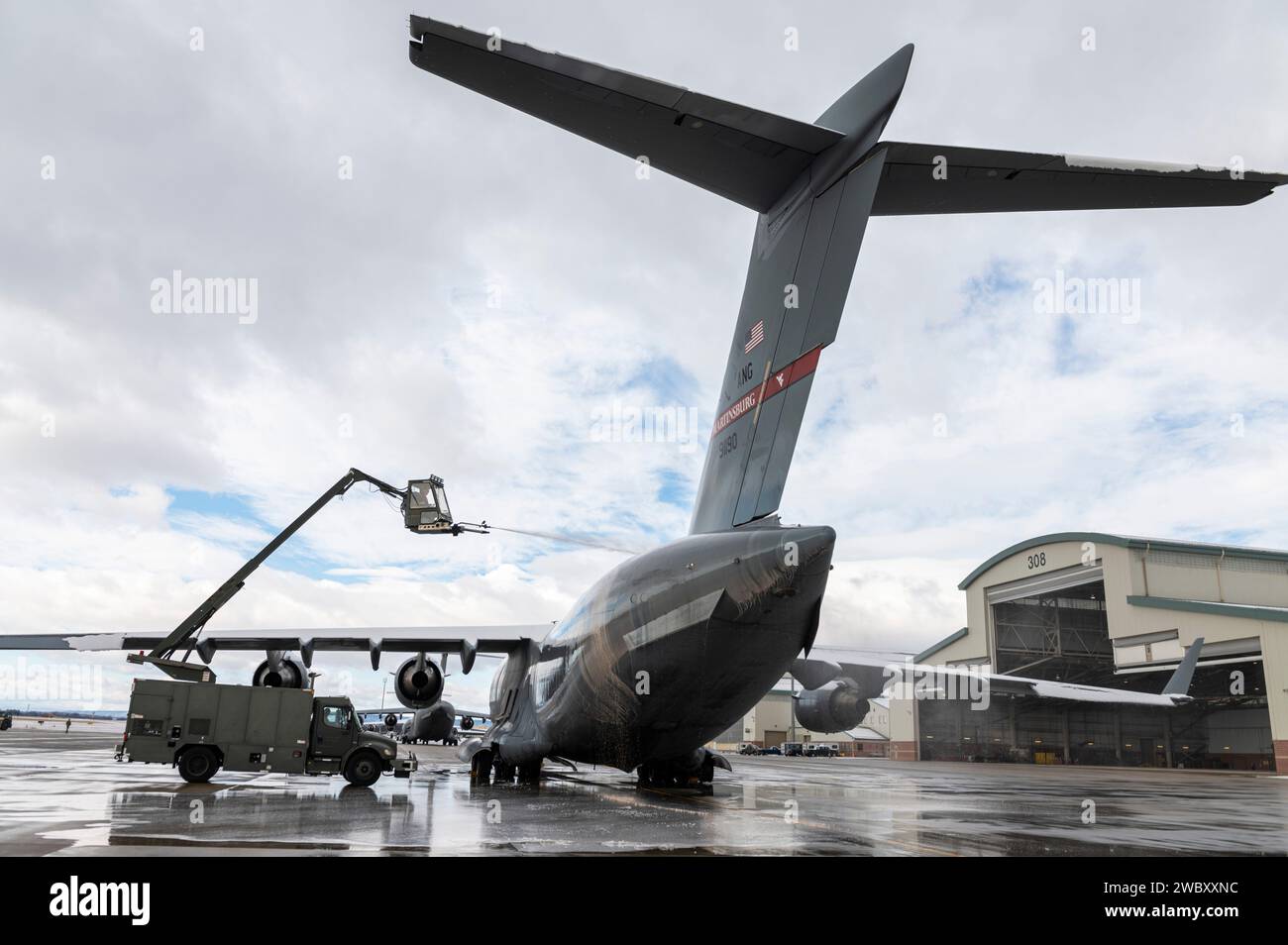 Airmen from the 167th Maintenance Group deice a C-17 Globemaster III ...