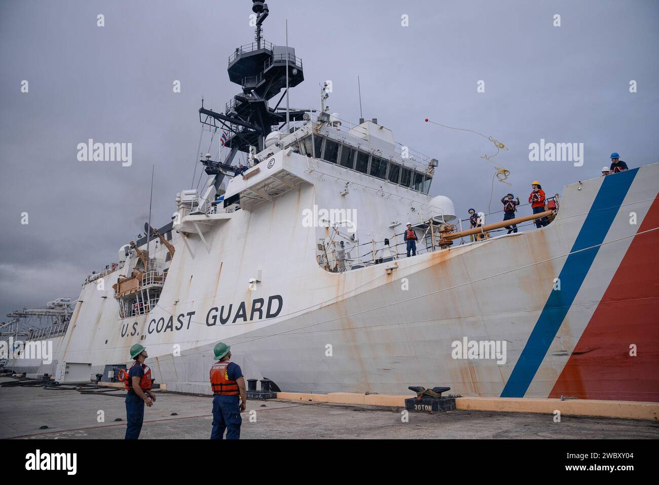 Line handlers hi-res stock photography and images - Alamy