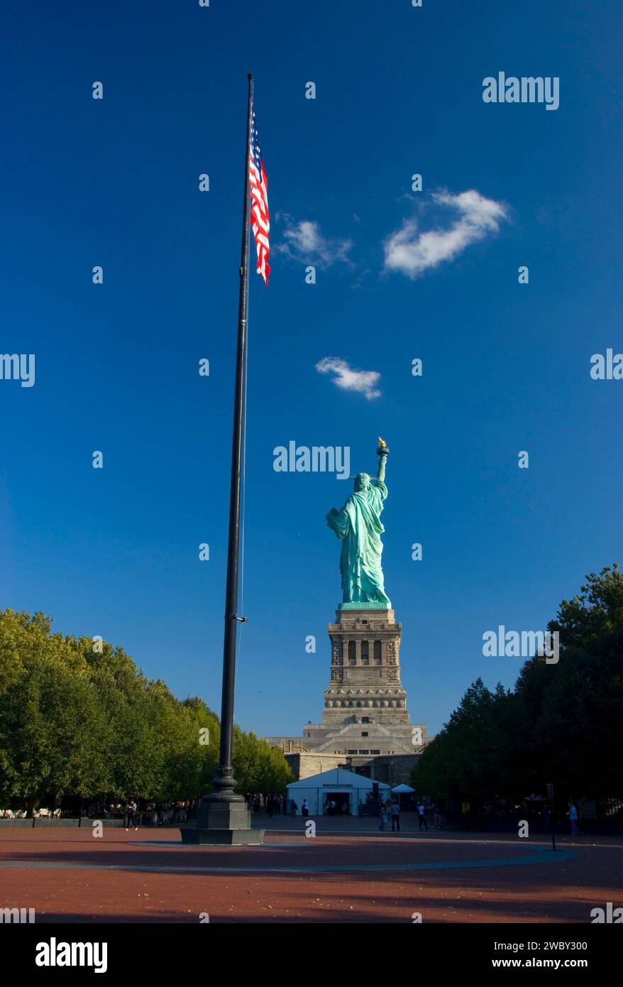 Statue of Liberty with American flag, Statue of Liberty National ...