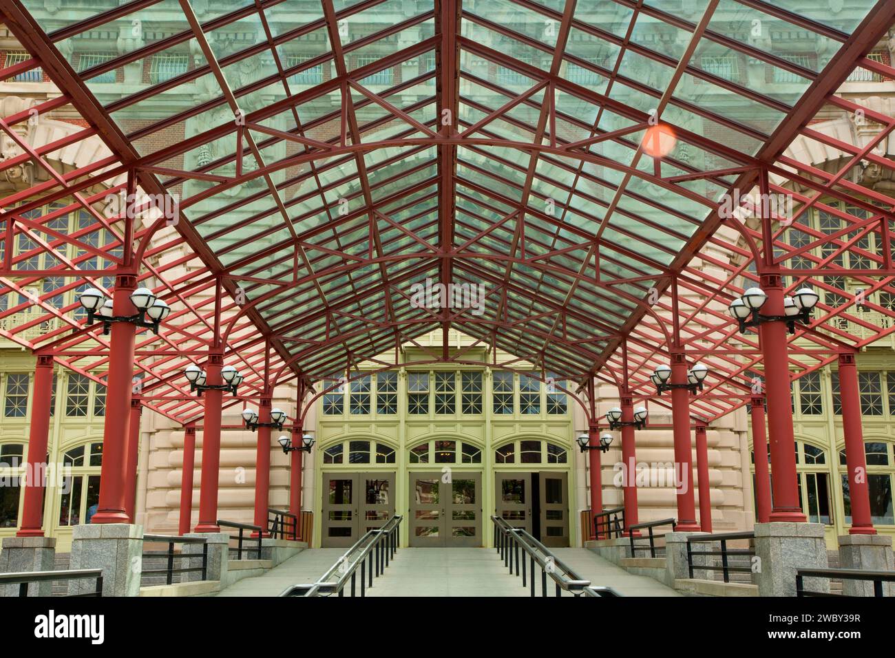 Immigrant Museum entrance, Ellis Island Immigrant Museum, Statue of ...