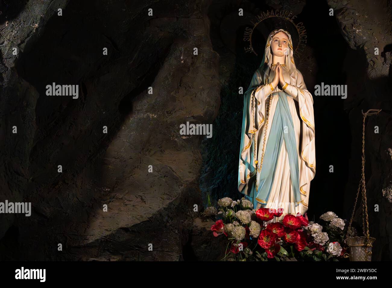Virgin mary angels stained hi-res stock photography and images - Alamy