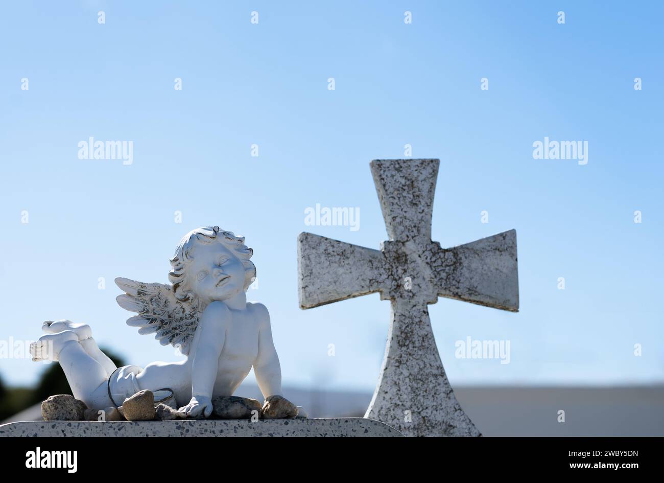 angel statue next to a cross Stock Photo - Alamy