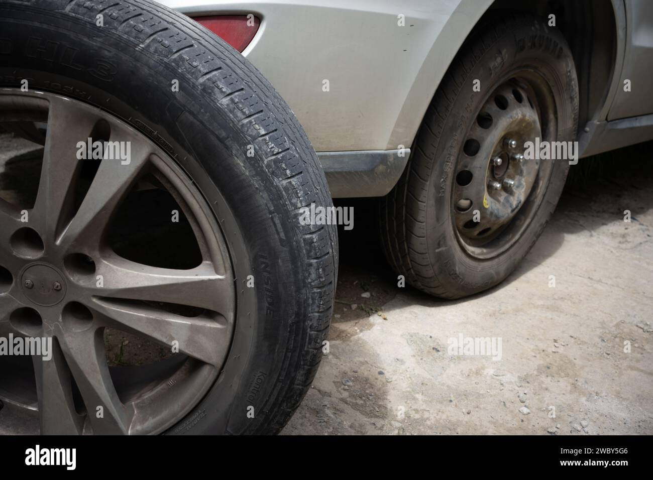 Replacing emergency spare wheel hi-res stock photography and images - Alamy