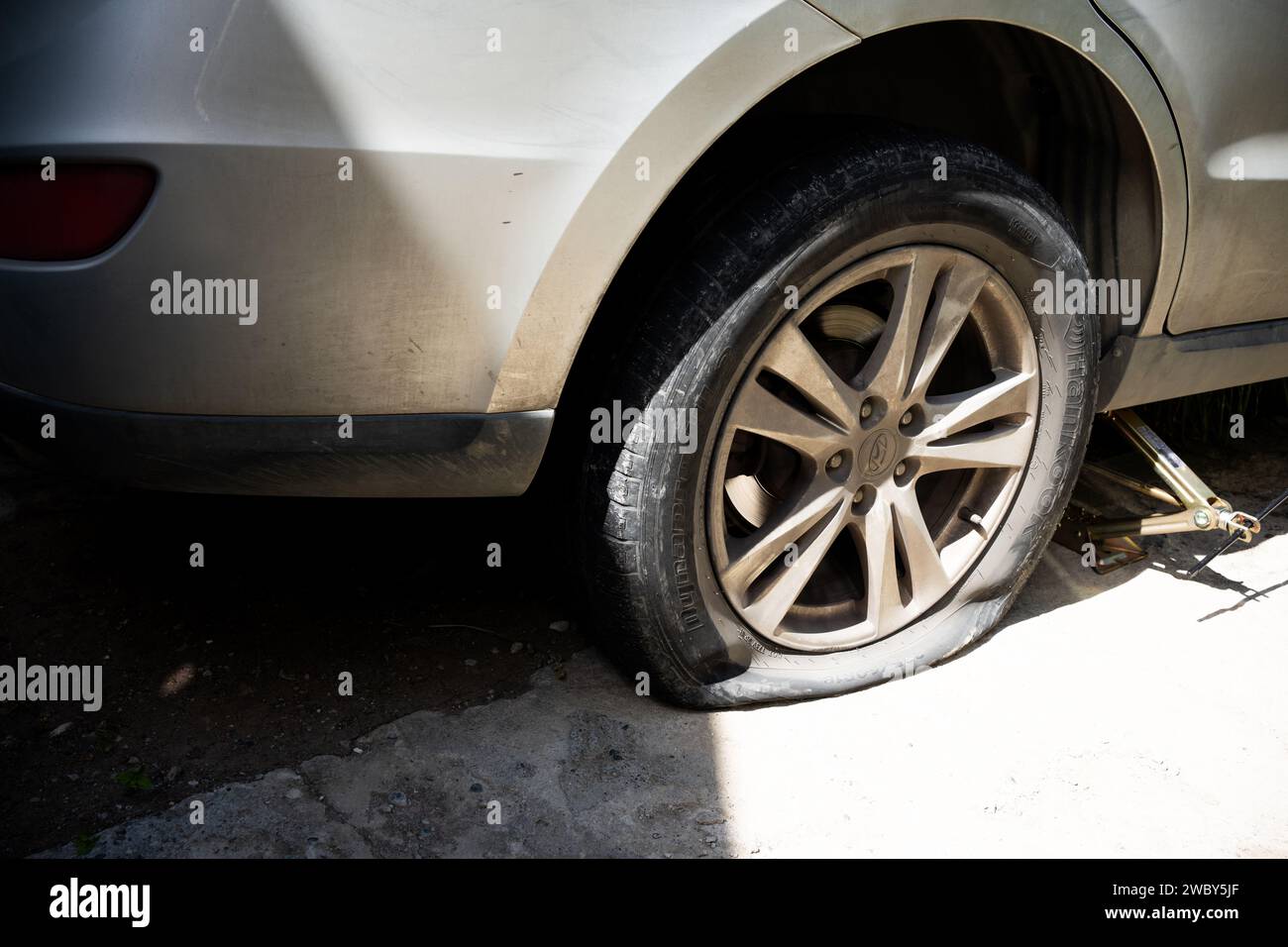 Flat tire roadside hi-res stock photography and images - Alamy