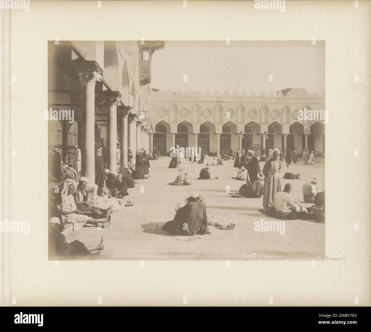 Students in the courtyard of the Al-Azhar-Mosque in Cairo, Maison ...