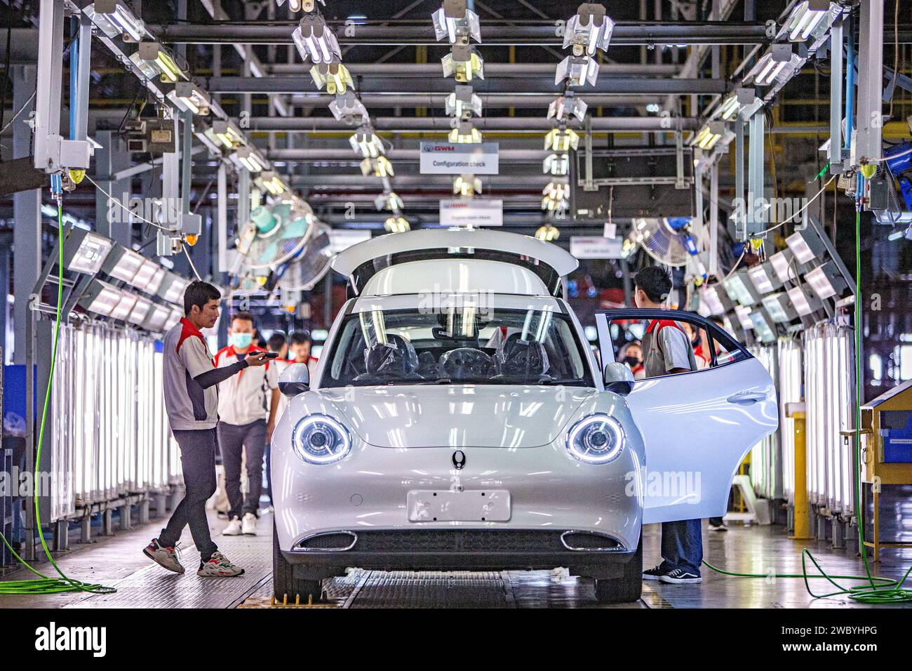 Beijing, Thailand. 12th Jan, 2024. Workers work at the Great Wall ...