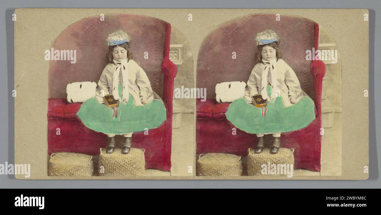 Girl sleeping in cardboard hi-res stock photography and images - Alamy