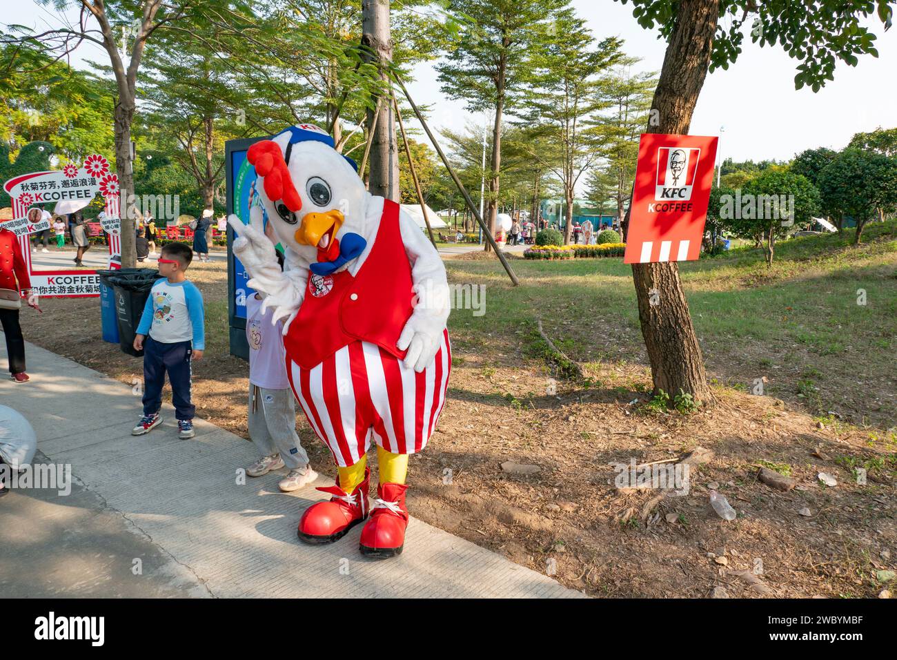 Chicken mascot hi-res stock photography and images - Alamy