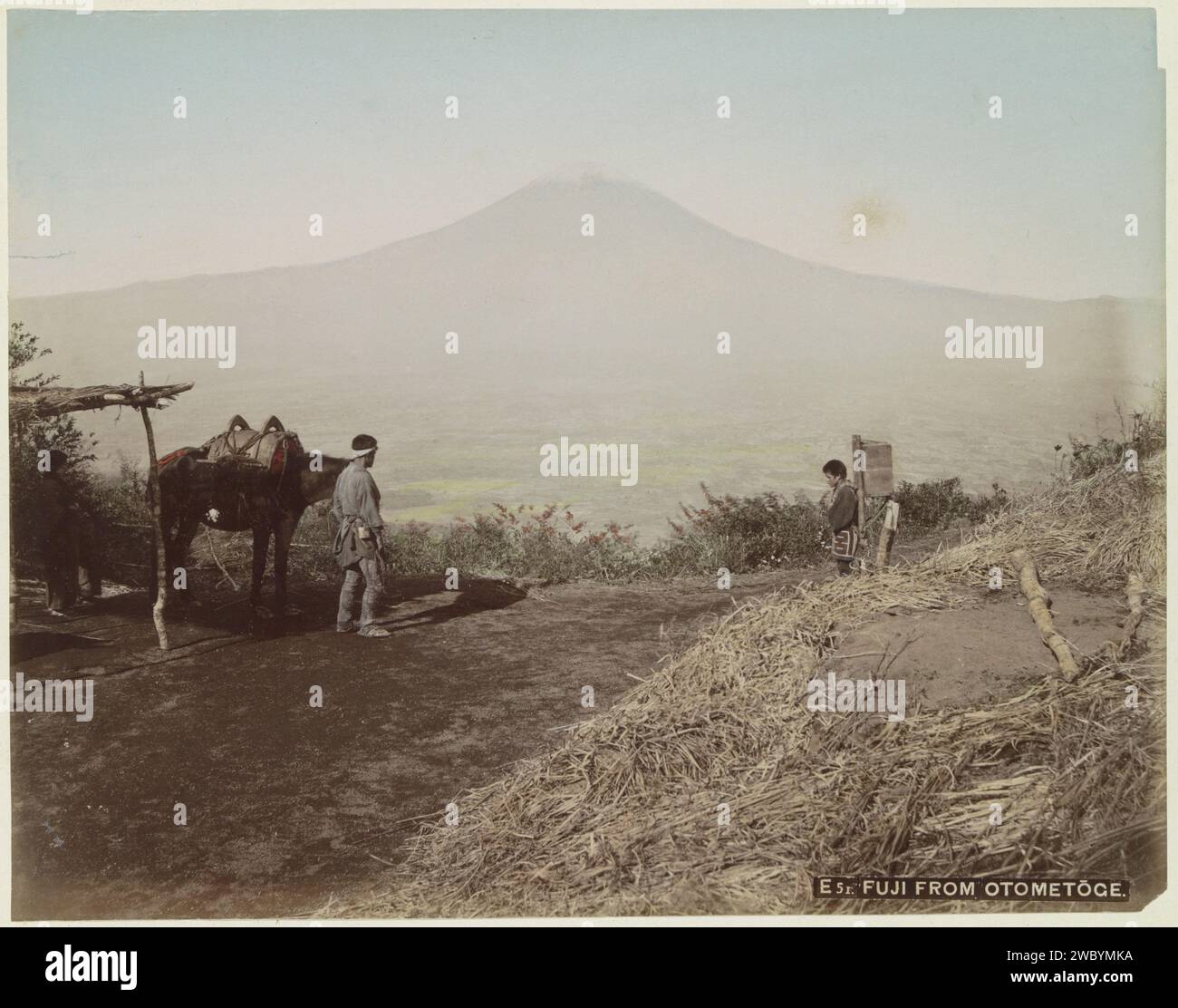 Berg Fuji seen from Otometoge, with men and a woman with a horse ...