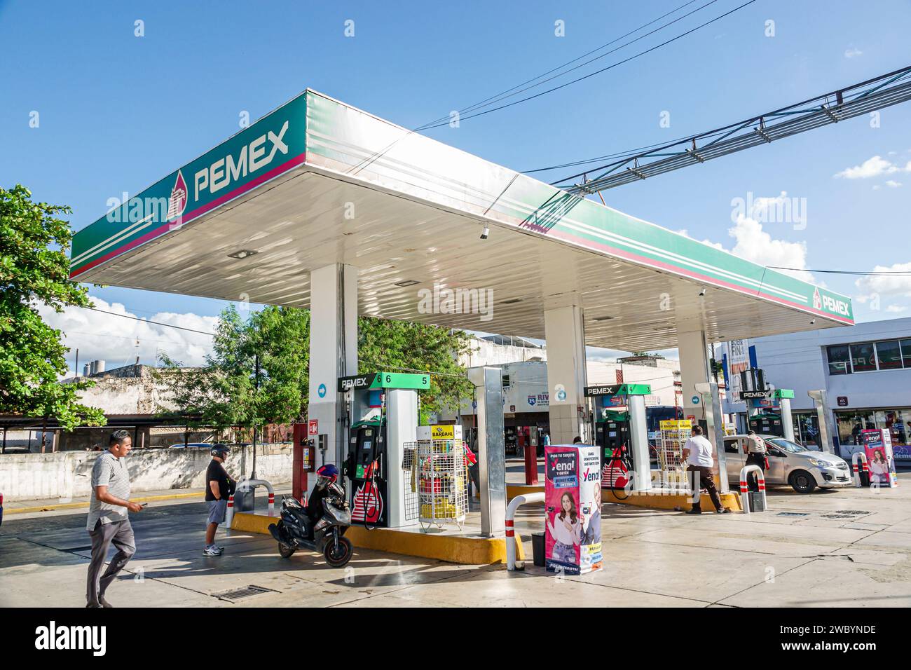 Pemex gas petrol filling station hi-res stock photography and images ...